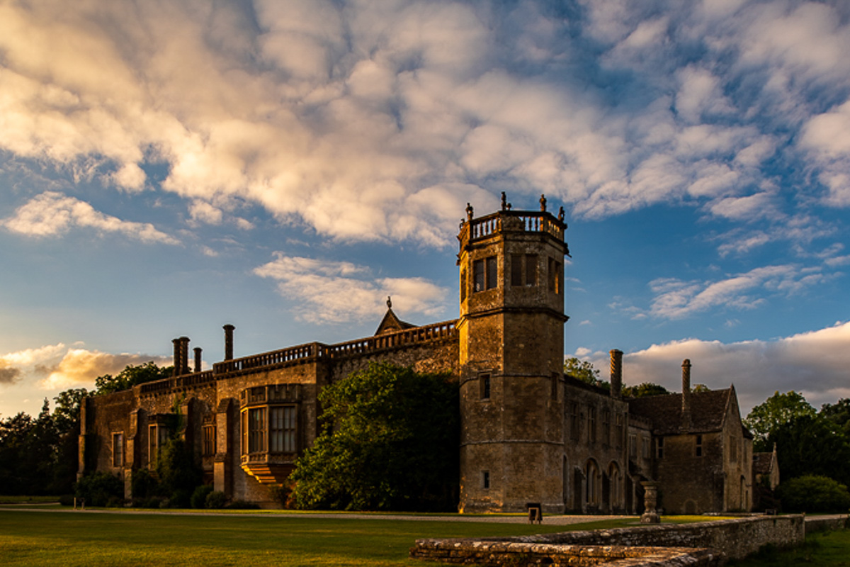 7 Harry Potter Filming Locations at Lacock Abbey to Visit (2022)
